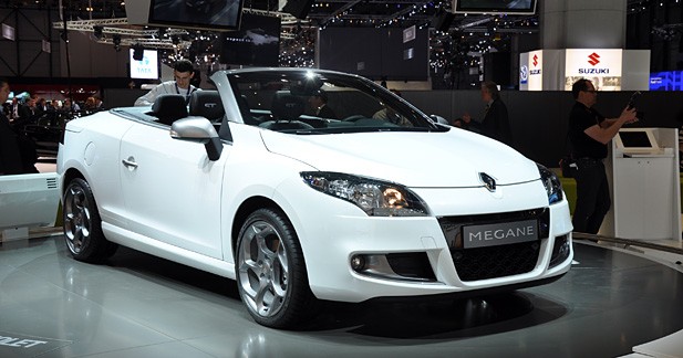 La Renault Mégane III enlève le haut au salon