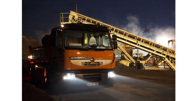 Colas teste le camion hybride de Renault Trucks