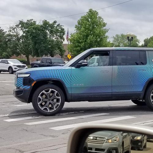 Rivian R1S (2021) : le SUV futuriste aperçu aux States sous un ...